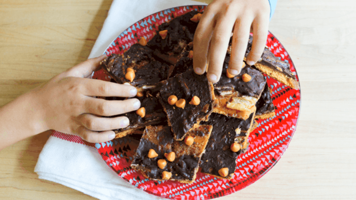 Decoupage Holiday Treat Plates - Cupcakes and Cutlery
