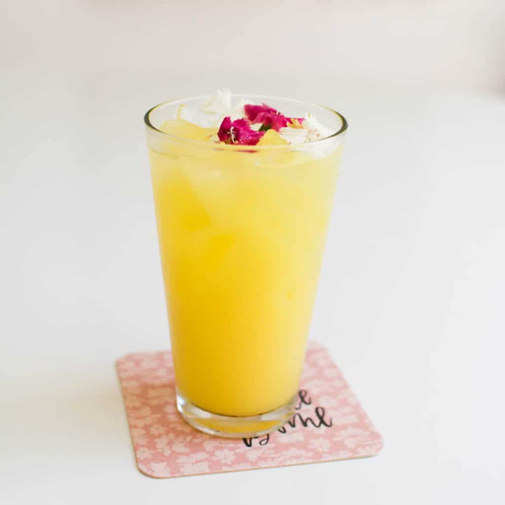 40 Delicious 2 Ingredient Cocktails to Make at Home - Cupcakes and Cutlery