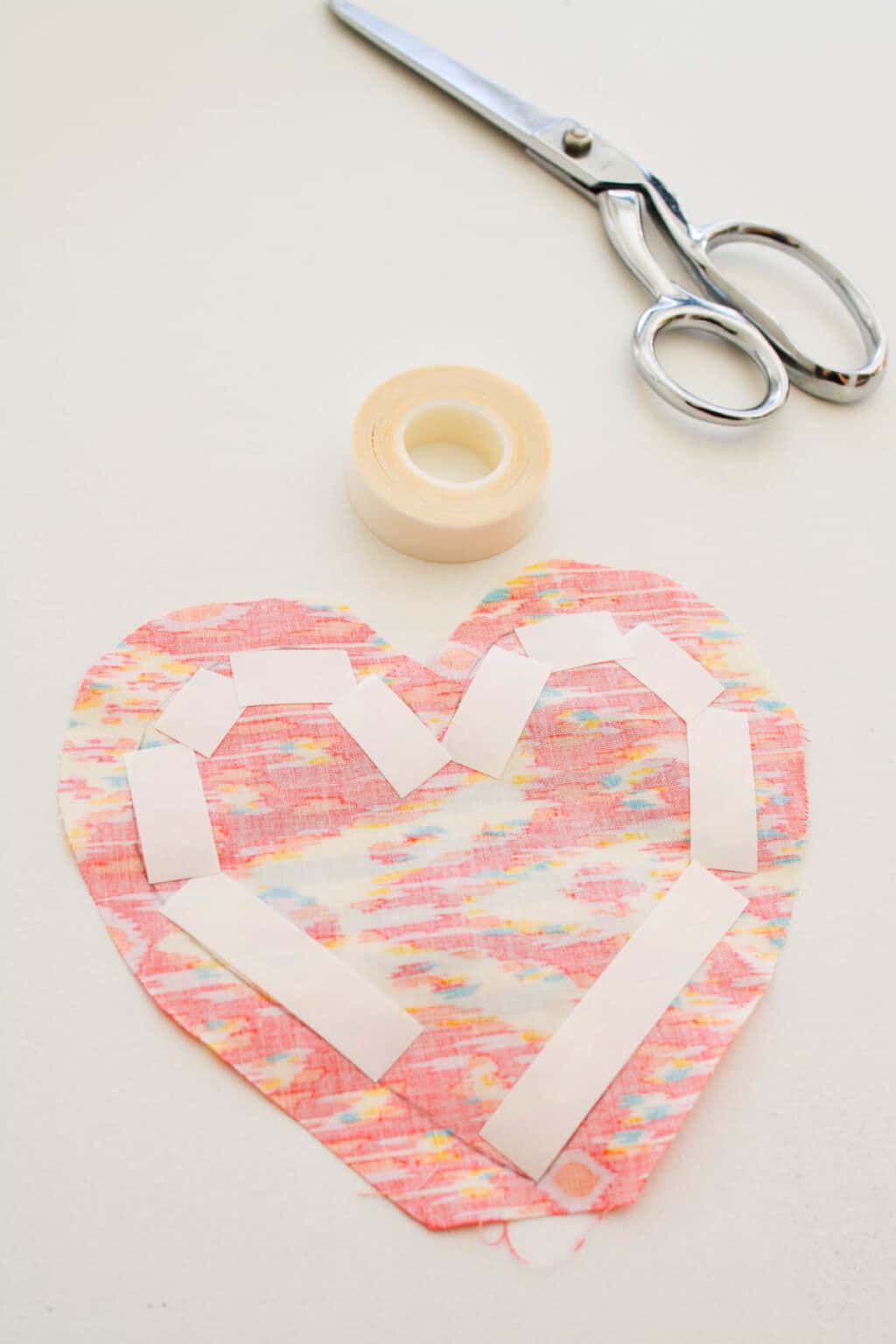 DIY Heart-Shaped Pillows for Valentines Day [No-Sew Pillows] - Cupcakes ...