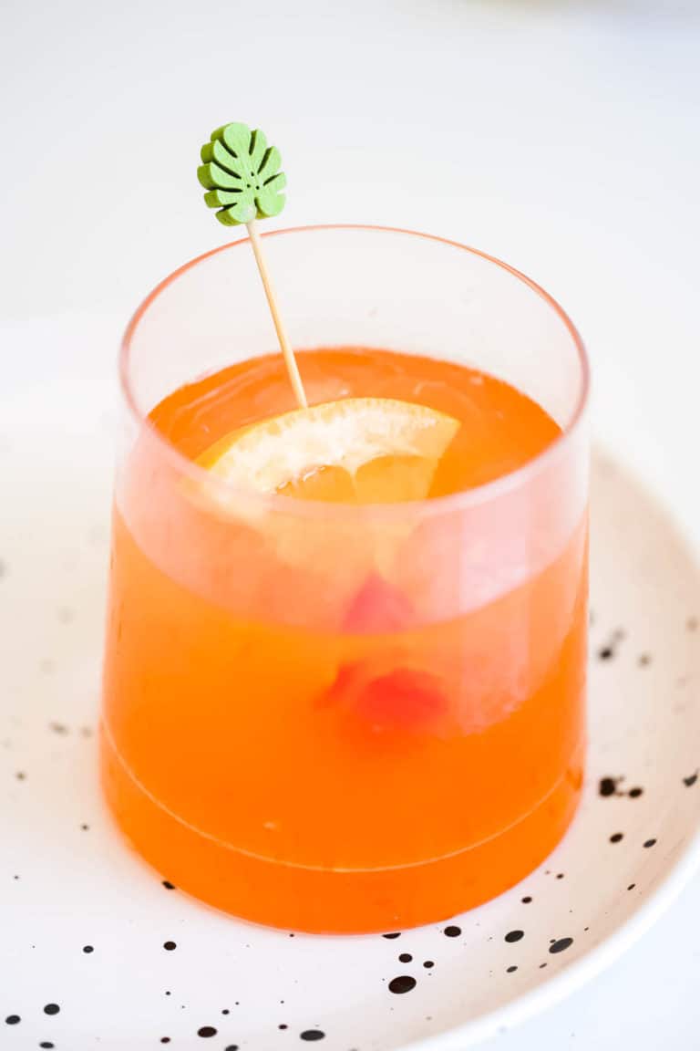 22 Easy Cocktail Garnish Ideas - Cupcakes and Cutlery