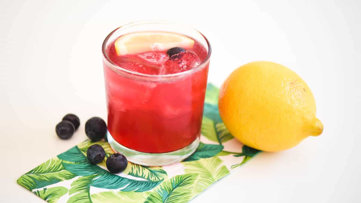 Easy Blueberry Lemonade Cocktail with Vodka Recipe - Cupcakes and Cutlery