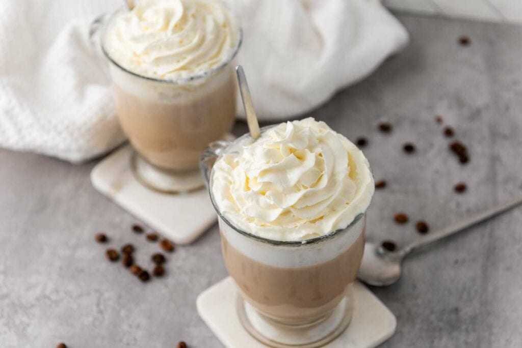 25 Festive Christmas Coffee Drinks to Try This Winter - Cupcakes and ...