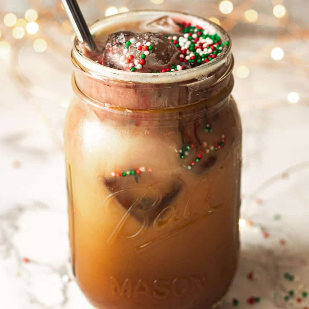 25 Festive Christmas Coffee Drinks to Try This Winter - Cupcakes and ...